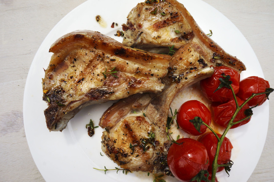 Speenvarken koteletjes op de BBQ met tijm en knoflook - Uit de keuken van 8