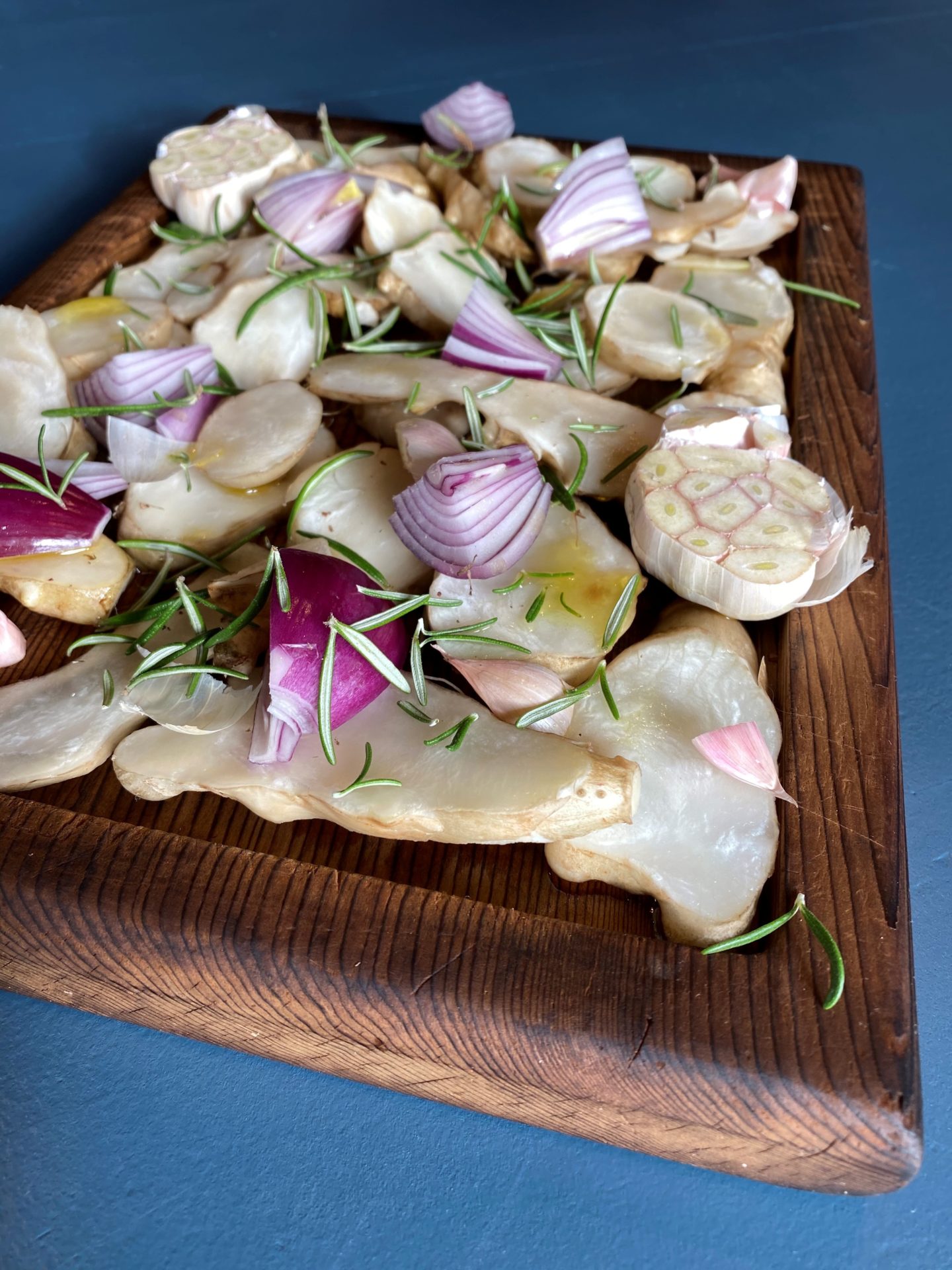 Geroosterde topinamboer met knoflook en rozemarijn - Uit de keuken van 8