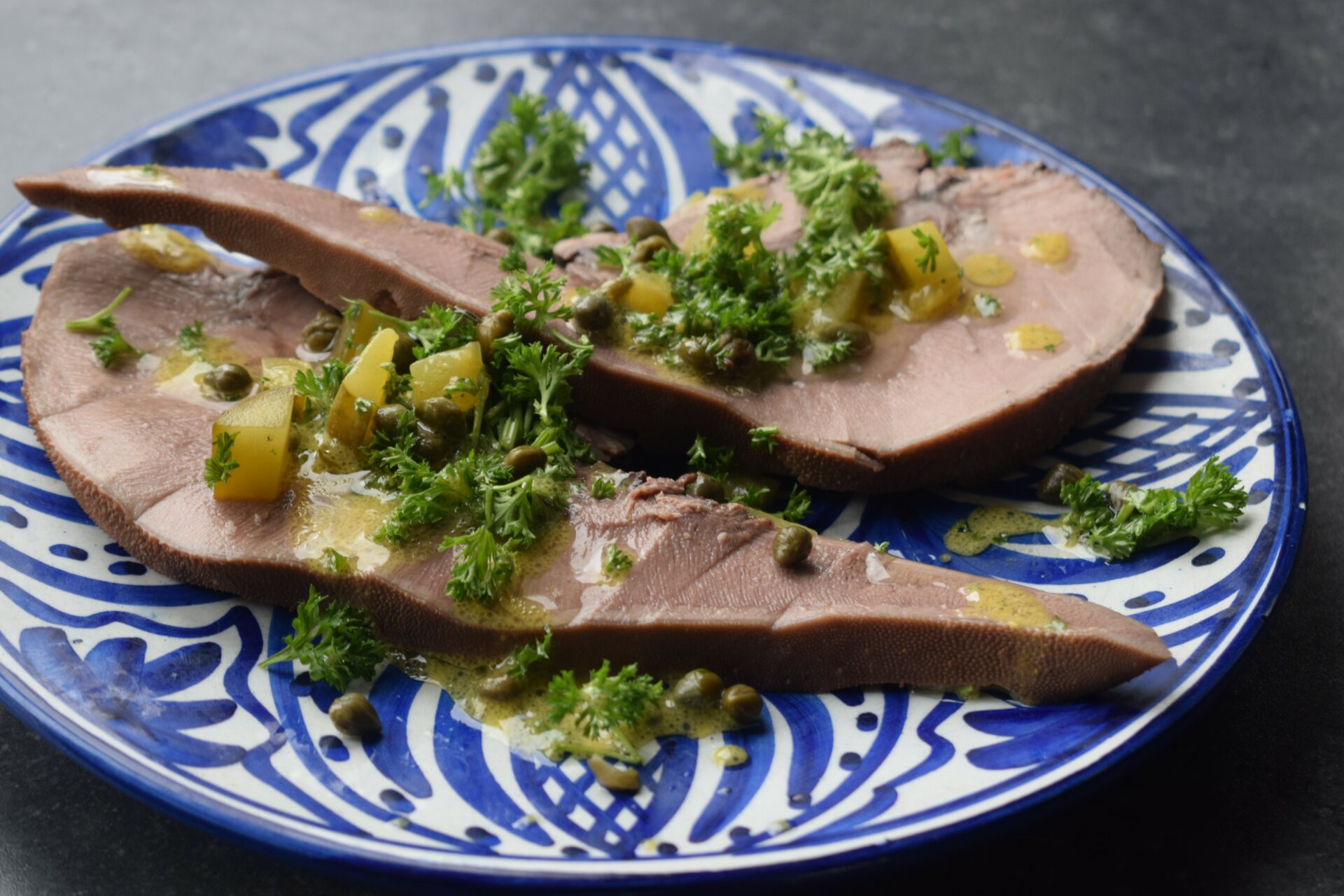 Kalfstong met dragon & grove vinaigrette met zure bom en kappertjes ...